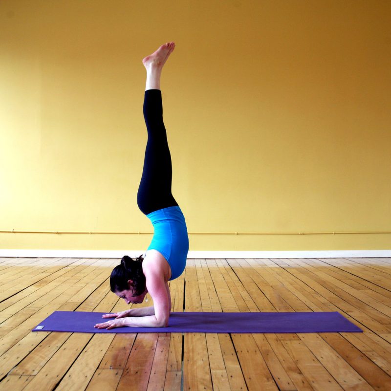 Как научиться делать стойку на руках — Лайфхакер