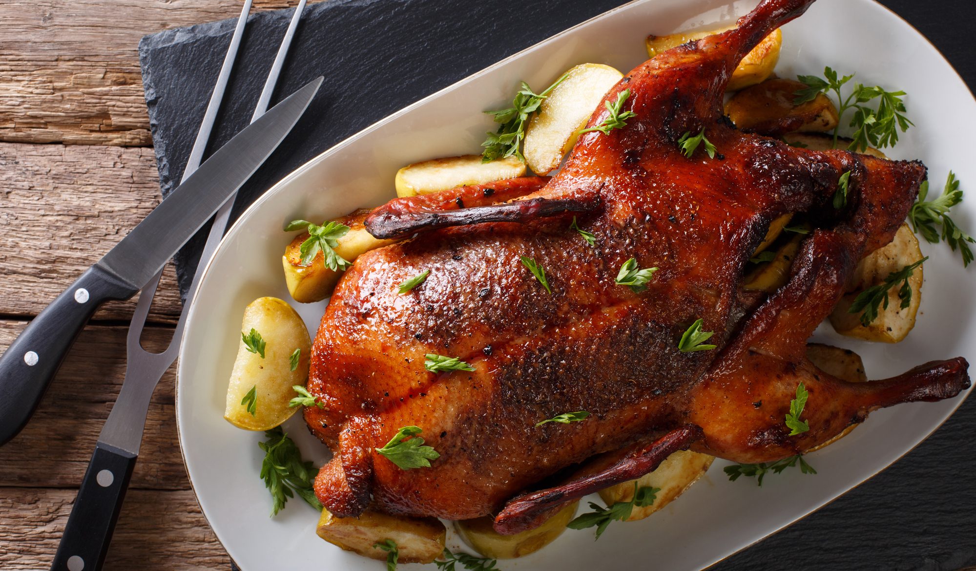 Утка, запечённая в духовке с яблоками - Лайфхакер