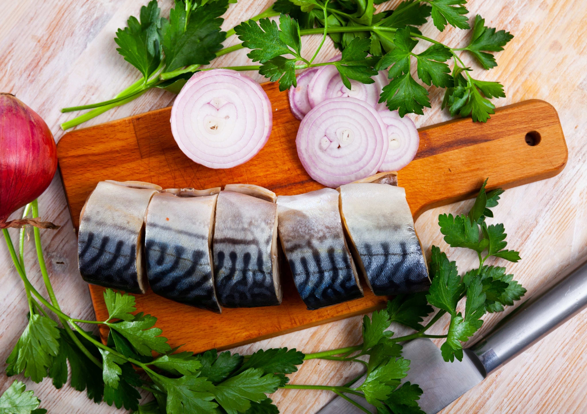 Солёная и маринованная скумбрия: рецепты — Лайфхакер