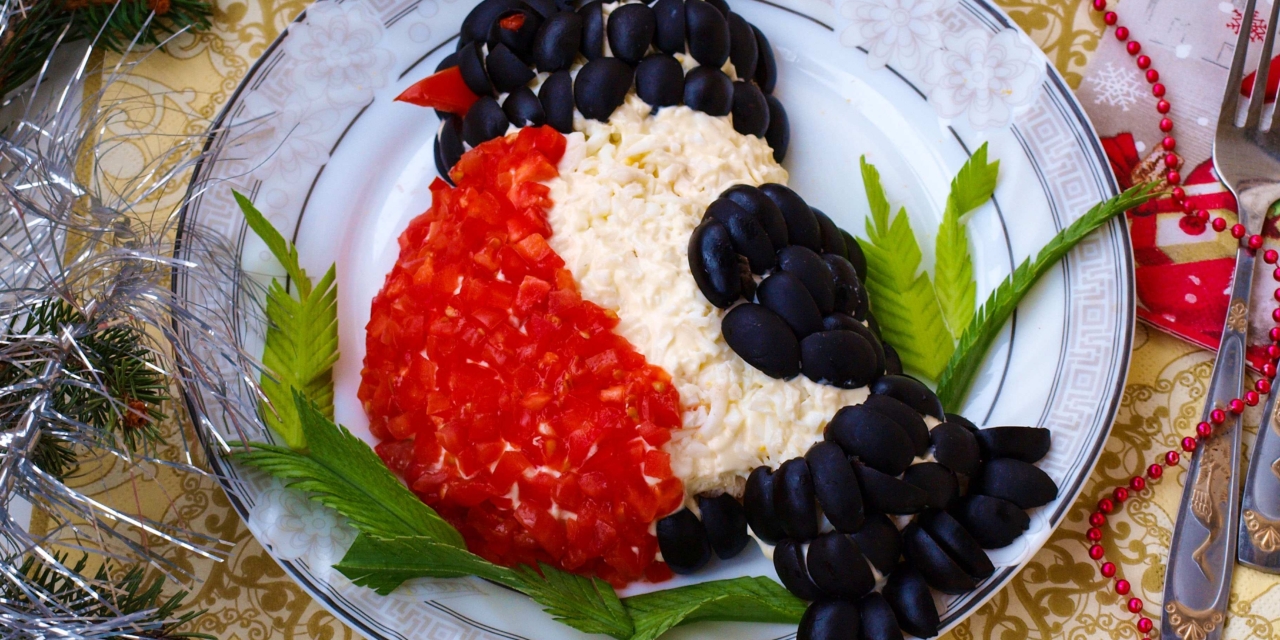 По-настоящему новогодние салаты, которые не останутся без внимания ...