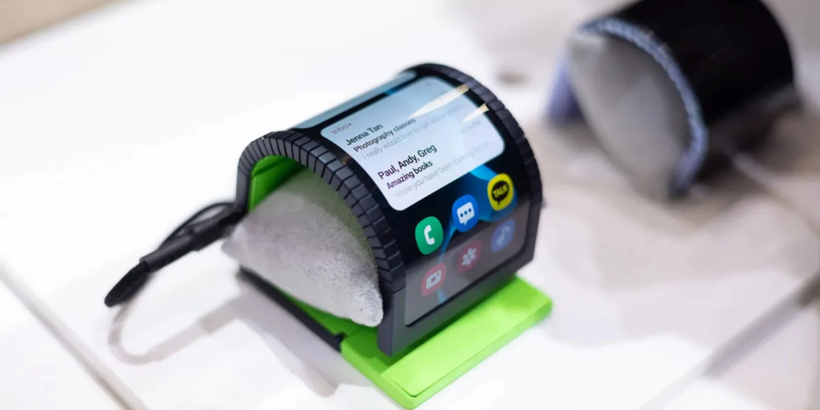 Samsung представила Cling Band — концепт гибкого смартфона — Лайфхакер