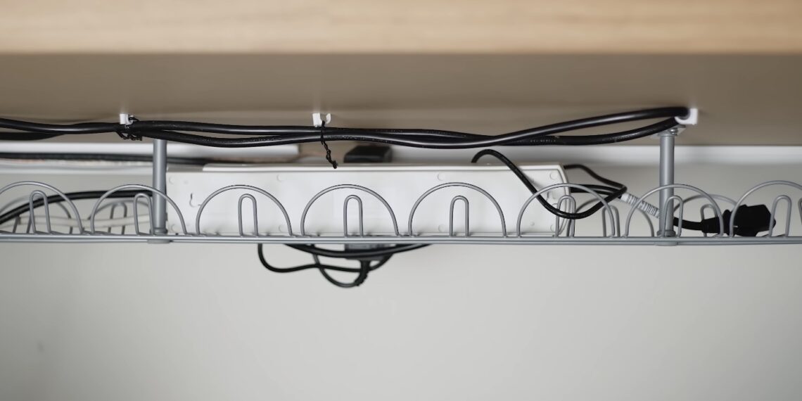 Как быстро и аккуратно спрятать провода вокруг рабочего стола — Лайфхакер