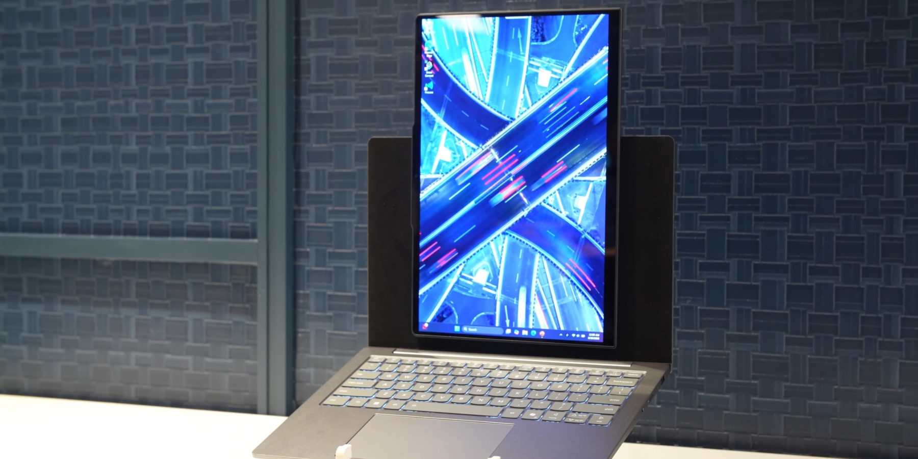 Lenovo показала концепт ноутбука с экраном, который поворачивается ...